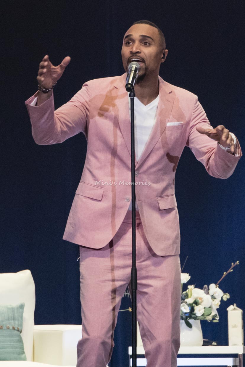 Photo Gallery: Ellen Degeneres with Sean Jones at Toronto's Scotiabank ...