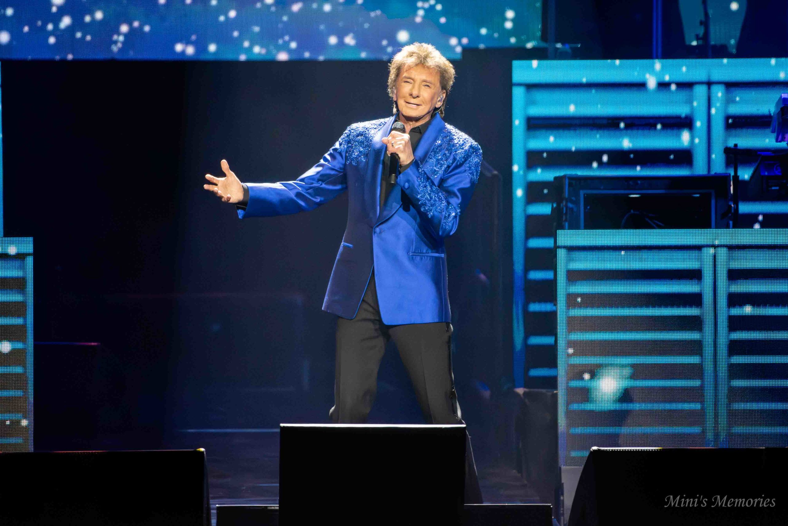 Photo Gallery: Barry Manilow and Dennis Blair at Toronto's Scotiabank ...